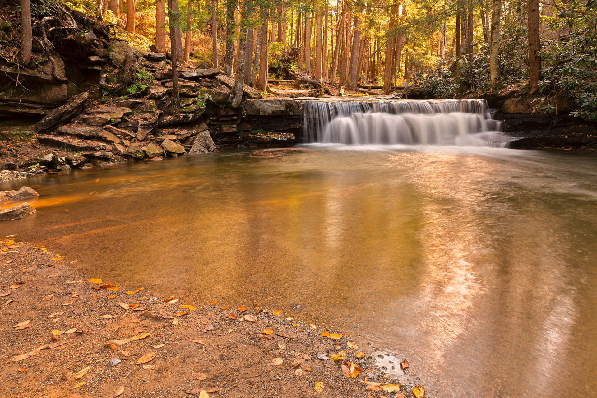 Deep Creek Lake Fall Foliage in Maryland 2024 - Rove.me